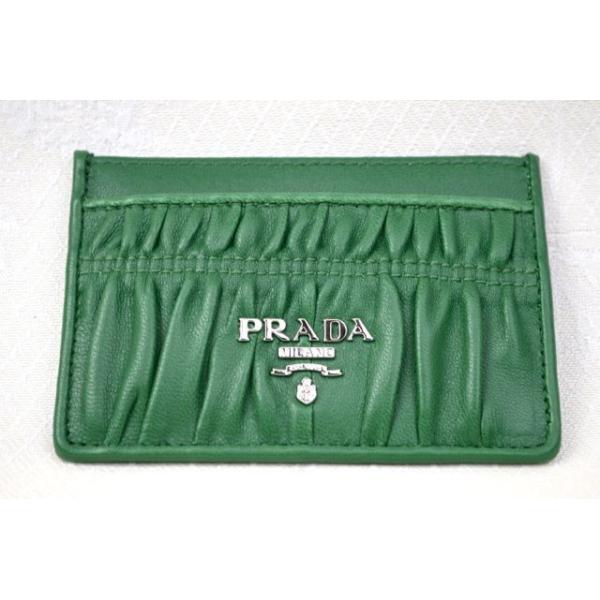 色：VERDEグリーン　PRADAエナメルトライアングルロゴ；シルバー　裏地；ダークグリーン素材：NAPPAラムレザー（羊革）　　　ロゴ；パラジウム、裏地；ナイロンサイズ：幅10.５cm×高さ7cm仕様：カードスロット×２　　　センターオー...