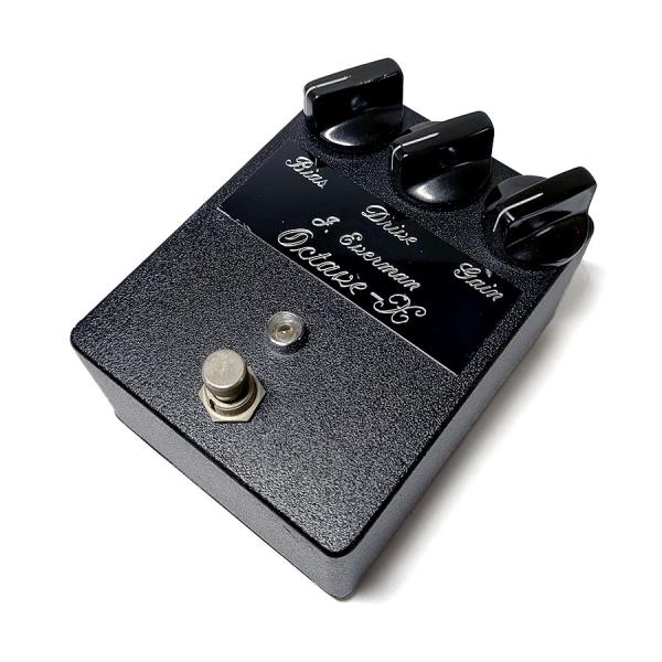 J.Everman Octave-X Fuzzは、デュアルトランスフォーマーとNOSダイオードを使用したゲルマニウム・リングモジュレーター回路を採用し、同社の最適化されたFuzz Drive G2回路によって駆動される、往年の象徴的なトーン...
