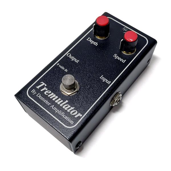 Demeter Tremulator TRM-1 初期の赤ノブ仕様が入荷しました。DEMETERの超定番トレモロエフェクターであるTRM-1 Tremulatorはもともとライ・クーダーがフェンダーアンプのトレモロサウンドをエフェクターで再...