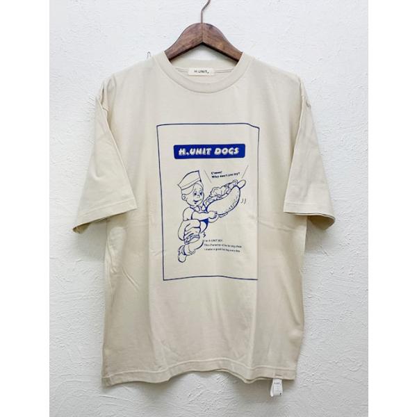 【発売日：2023年06月19日】架空のHOT DOG屋を設定し、その店のキャラクターをオールドアメリカンな雰囲気で作成。なんとも言えないヴィンテージライクで、愛らしい雰囲気のプリントデザインになっています。BODYは、肩幅と、身幅が大きめ...