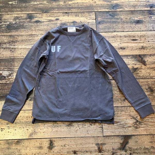 【発売日：2023年01月30日】USAコットンボディ使用で、後染め洗い加工しています。首元にステッチ縫われた三角形は一つのポイントとなり、アメリカ海軍のトレーナーをモチーフに。裾にはスリット、両サイドにはポケットを備え、収納力もある長袖T...