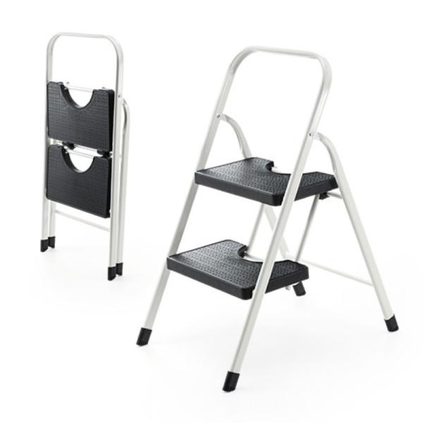 コンパクトに折りたためる2段の踏み台(脚立)です。パッと広げてすぐ使えます。高い所の荷物の出し入れやちょっとした作業時のステップ台におすすめ。トラック昇降設備（安全な昇降設備）対応品<関連キーワード>脚立 2段 軽量 踏み台 折...