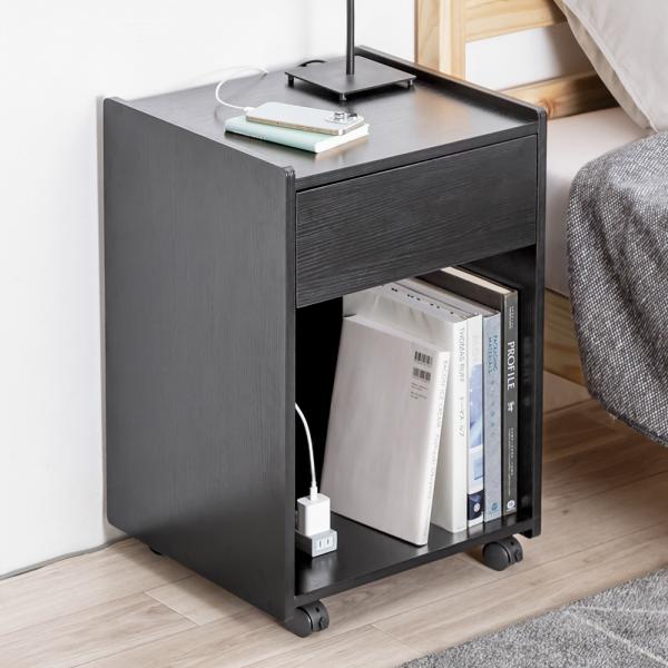 【アウトレット理由】※パッケージ不良（開封・潰れ・汚れなど）【在庫限り特価！】たっぷり収納のあるベッドサイドテーブルです。小物が落下しにくい上棚・引き出し・大きなオープン収納付き。＜関連キーワード＞ベッドサイドテーブル ナイトテーブル キャ...