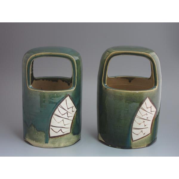 ▼道具の詳細織部焼の達磨形手あぶり一双です。上部に覆いがある為、お茶席の中でも袖が火に当たる恐れが無く、亭主も客も安心して使える利点があります。また、大きさも茶室用の為使い勝手が良いです。全体に緑釉がかかり、扇面を白抜きで描いています。状態...