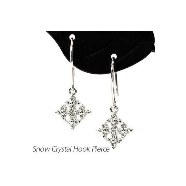 雪の結晶をモチーフにしたスノークリスタルダイヤフックピアス。ハラハラと舞い落ちる雪をダイヤモンドで表現しました。ダイヤの四方に放つ煌めきが、フックパーツで揺れて輝くダイヤモンドフックピアスです。可憐な大きさで普段使いから特別なシーンまで幅広...