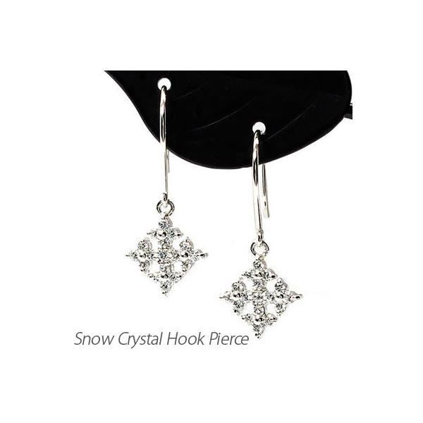 雪の結晶をモチーフにしたスノークリスタルダイヤフックピアス。ハラハラと舞い落ちる雪をダイヤモンドで表現しました。ダイヤの四方に放つ煌めきが、フックパーツで揺れて輝くダイヤモンドフックピアスです。可憐な大きさで普段使いから特別なシーンまで幅広...