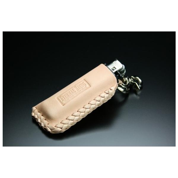 使い捨てライターが入れられるレザーカバーで高級感UP。毎日使う物でも革にこだわってみてはいかがですか。ご友人や大事な人へプレゼントとして喜ばれますよ。【商品詳細】全長：9.5cm(ライター含む)横：3.8cm厚さ：2.3cm(金具含む)素材...