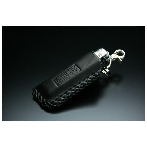 使い捨てライターが入れられるレザーカバーで高級感UP。毎日使う物でも革にこだわってみてはいかがですか。ご友人や大事な人へプレゼントとして喜ばれますよ。【商品詳細】全長：9.5cm(ライター含む)横：3.8cm厚さ：2.3cm(金具含む)素材...