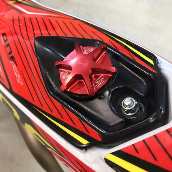 アルミ削り出し＆ホースレスのタンクキャップ。エアホースが無くなったことでタンクからのオーバーフローやブリーザーニップルの破損を予防します。ワンウェイバルブを内蔵しており、ガソリンはスムーズにキャブレターに供給されます。カラー：レッド・ブラッ...