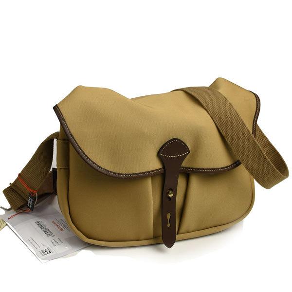 日本正規輸入代理店がタウンユース用にビリンガム別注した日本流通モデルです。ビリンガムの本業はカメラマンバックですが、近年はタウンユース用製品も開発を進めています。製品はハリのある表裏コットンの生地と生地の間にゴムを引き、更に強靭なブライドル...