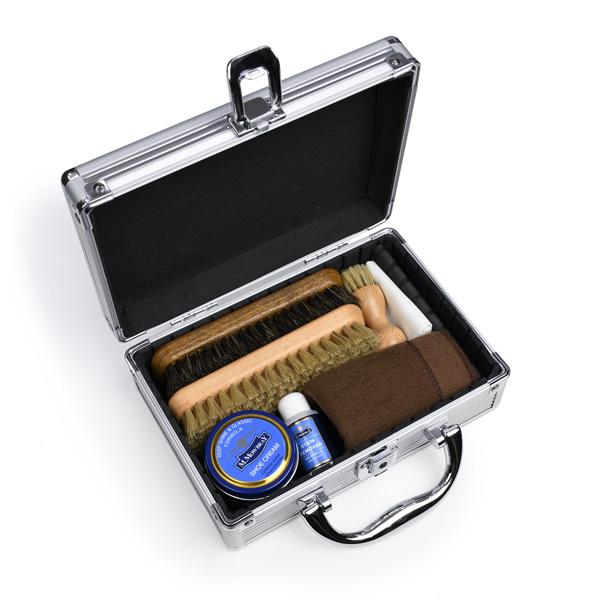 M.モゥブレィのエキスパートセットはアタッシュケース型のアルミケースに靴磨き用品7点が入ったセットになっています。頑丈な作りのアルミケースは持ち運びにも便利です。革靴のお手入れに必要なアイテムが一通り揃っているので、外出先でいつでも靴をピカ...