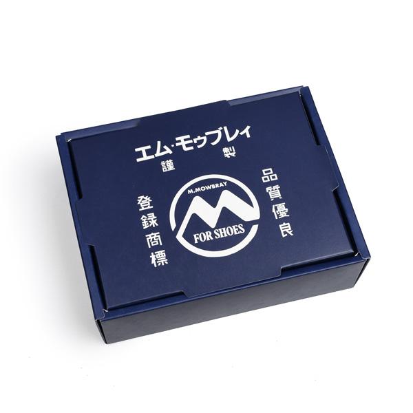 M.モゥブレィのスターターセットは靴磨きの基本アイテム9点が入ったセットです。クリーム類は通常より小さいお試しサイズ、ブラシは用途別に3種類用意されています。靴磨きの手順書も付属しており使い方がわかりやすく解説されています。はじめて革靴のメ...