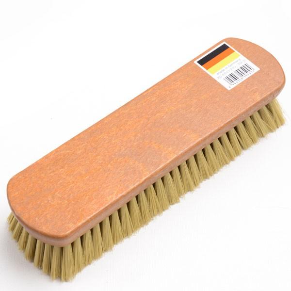 アール・アンド・デー(R&amp;D)のリーズナブルプライスの化繊毛のブラシです。硬くて強い毛はスムースレザーのクリームを伸ばすには最適です。薄く均一にクリームを伸ばして塗ることで通気性を革に与え、革を保護し綺麗な光沢感を出します。黒靴用、...