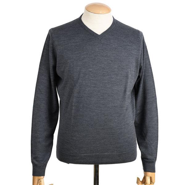 イギリス王室御用達の証、ロイヤル・ワラントを授かるジョン・スメドレーのVネックセータープルオーバー、ボビーです。浅すぎず深すぎずのVネックで英国らしい上品なモデルとなっています。高品質なメリノウールを細かく編み込んだ30ゲージのニットは薄手...