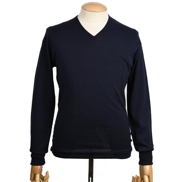 イギリス王室御用達の証、ロイヤル・ワラントを授かるジョン・スメドレーのVネックセータープルオーバー、ボビーです。浅すぎず深すぎずのVネックで英国らしい上品なモデルとなっています。高品質なメリノウールを細かく編み込んだ30ゲージのニットは薄手...