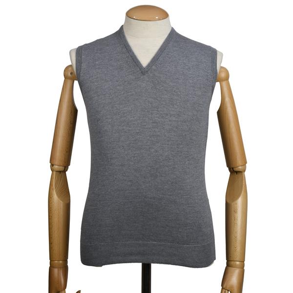 スリムなシルエットとゆとりのある着心地のバランスを追求したJOHN SMEDLEYの新定番、スタンダードフィットシリーズのVネックベスト HADFIELDです。24Gで編まれた生地はやや厚め、エキストラファインメリノウール独特のほのかな光沢...