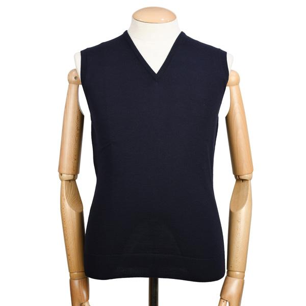 スリムなシルエットとゆとりのある着心地のバランスを追求したJOHN SMEDLEYの新定番、スタンダードフィットシリーズのVネックベスト HADFIELDです。24Gで編まれた生地はやや厚め、エキストラファインメリノウール独特のほのかな光沢...