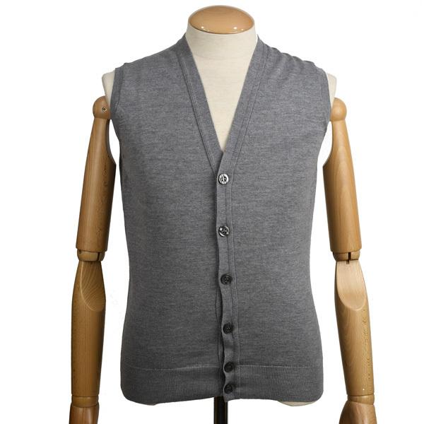 ベストは「胴着、チョッキ」などとも呼ばれ、アメリカでは ベスト、フランスでは ジレと呼ばれ、イギリスでは ウエストコート呼ばれています。ジョンスメドレーのウエストコートは、30ゲージの超ハイゲージでドレスベストとしては最適です。スーツやジャ...