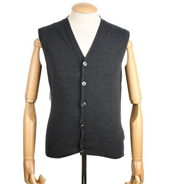 ベストは「胴着、チョッキ」などとも呼ばれ、アメリカでは ベスト、フランスでは ジレと呼ばれ、イギリスでは ウエストコート呼ばれています。ジョンスメドレーのウエストコートは、30ゲージの超ハイゲージでドレスベストとしては最適です。スーツやジャ...