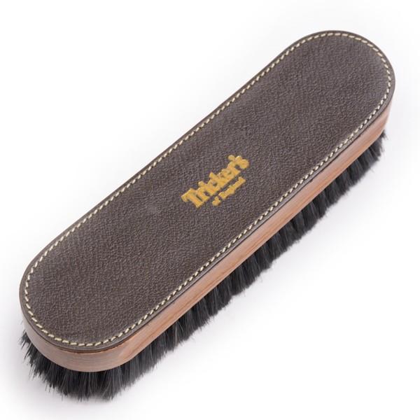 トリッカーズの純正シューケアブラシです。ブナ材の台に革張りは贅沢な感じもしますが、手に取ってみると、台の反り具合いや側面のカット、レザー張りなど上質感はもちろん使いやすさも優れたブラシです。【商品名】トリッカーズ 純正シューケアブラシ 靴の...
