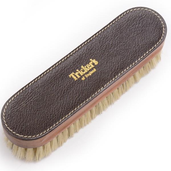 トリッカーズの純正シューケアブラシです。ブナ材の台に革張りは贅沢な感じもしますが、手に取ってみると、台の反り具合いや側面のカット、レザー張りなど上質感はもちろん使いやすさも優れたブラシです。【商品名】トリッカーズ 純正シューケアブラシ 靴の...