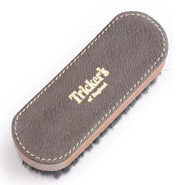 トリッカーズの純正シューケアブラシです。ブナ材の台に革張りは贅沢な感じもしますが、手に取ってみると、台の反り具合いや側面のカット、レザー張りなど上質感はもちろん使いやすさも優れたブラシです。【商品名】トリッカーズ 純正シューケアブラシ 靴の...
