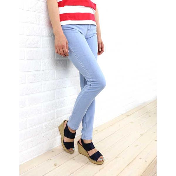 見た目はデニム、履き心地はスウェットパンツのような心地よさが特徴のジョグデニムパンツ。デニムのしっかりとした生地と、柔らかなスウェット素材を融合し、ジャージのようなストレッチ性と心地良いノンストレスなフィット感がポイントです。肉厚の生地感で...