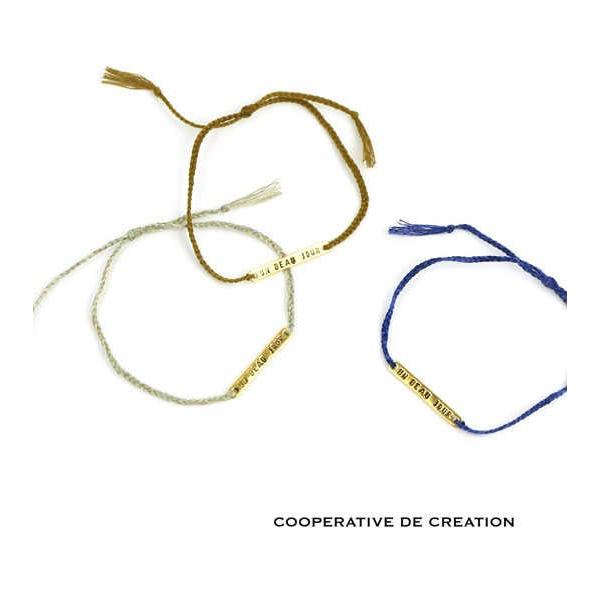 コードにゴールドのメッセージプレートが付いた繊細なブレスレット。フランス語の“UN BEAU JOUR”とは、「天気が良い、晴れた日」という意味。小さなメッセージカードと保存袋が付属します。重ねづけしてもいいですし、プレゼントにも喜ばれそう...