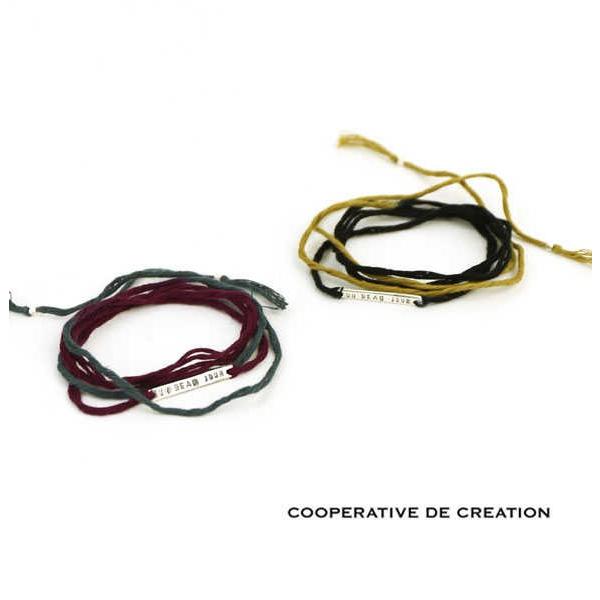 コードにシルバーのメッセージプレートが付いた繊細なブレスレット。フランス語の“UN BEAU JOUR”とは、「天気が良い、晴れた日」という意味。カラーが2色に変化するコードは、ネックレスにしたりぐるぐるっと巻いてブレスレットやアンクレット...