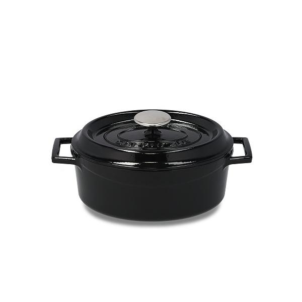 型番: LV0083材質: 鋳鉄ホーロー直径: 25cmサイズ（外寸）: 縦21cm×横32cm（取手含む）×高さ11cm（つまみ含む）容量: 3.2L重量: 5.4kg底厚: 6mm縁厚: 4mmカラー: Shiny Black対応熱源:...