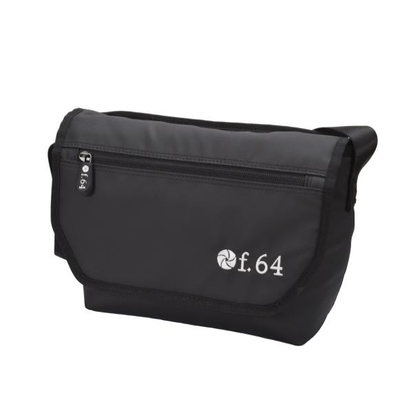 最小限の撮影機材でのお出かけや本格撮影や旅行時のサブバッグにも活躍するf64小型メッセンジャーバッグ。背面には、すぐに取り出したい冊子やシートなどが差し込めるポケットがあり、メイン部はフリーパーテーションでWズームレンズセットの収納に便利。...