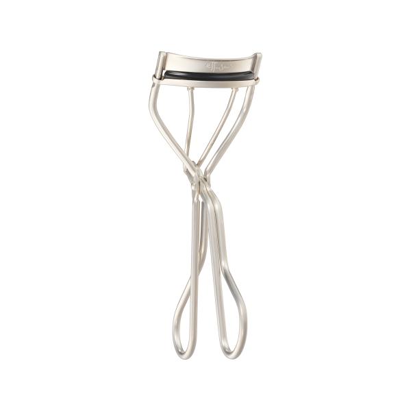 【発売日：2025年02月20日】まつ毛の根もとからしっかりカールアップするアイラッシュカーラー〇まつ毛の根もとのカーブにぴたっとフィットする形状で、まつ毛全体を根もとからキャッチし、しっかりカールアップ。ー絶妙なカーブで、まつ毛の根もとに...