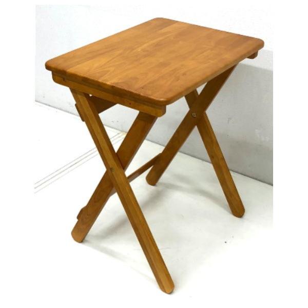 折りたたみ式のテーブルです。 ラバーウッド製ですので丈夫です。 折りたたむと厚さ８．０センチになりますので、 収納に場所をとりません。 別売りの椅子とセットでご使用になれます。 本体外寸　 使用時　幅６０．０cm　奥行４５．０cm　高さ７１...