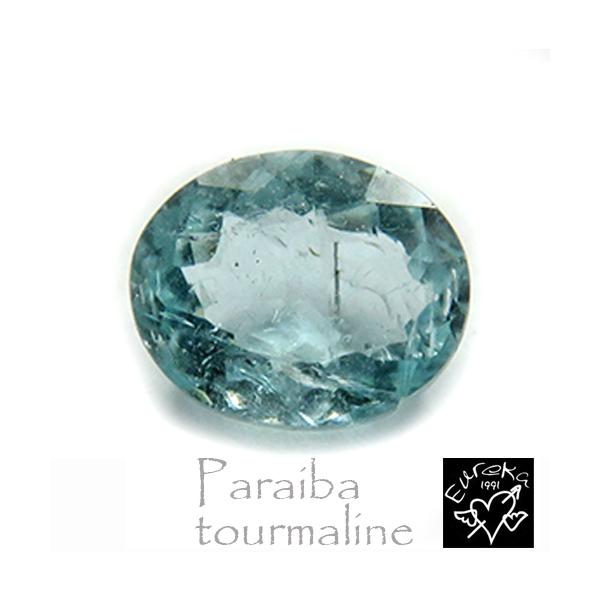 トルマリンはひとつの鉱物グループとしては、最多のカラーバリエーションを持っています。パライバトルマリンは銅を含む鮮やかなネオンブルーのトルマリンです。1989年にブラジルのパライバ州から採掘され、宝石業界で大変な注目を浴びました。ネオンブル...