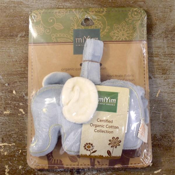 アメリカのベビートイ・ブランドmiyimのオーガニックコットンで作られたゾウさんのストローラートイ(ベビーカートイ)です。ベビーカーやベビーベッドに取り付けて遊ぶおもちゃです。○対象年齢：0歳(3ヶ月)/1歳〜