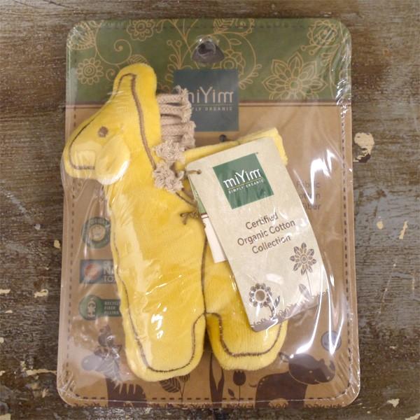 アメリカのベビートイ・ブランドmiyimのオーガニックコットンで作られたキリンさんのストローラートイ(ベビーカートイ)です。ベビーカーやベビーベッドに取り付けて遊ぶおもちゃです。○対象年齢：0歳(3ヶ月)/1歳〜