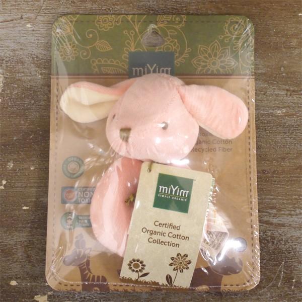 アメリカのベビートイ・ブランドmiyimのオーガニックコットンで作られたウサギさんの布製ラトル/がらがらです。○対象年齢：0歳(3ヶ月)/1歳〜