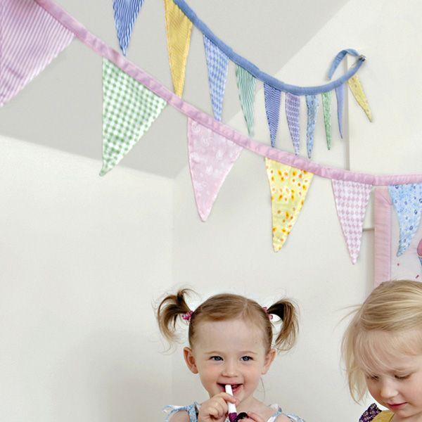北欧スウェーデンのファブリック・トイ・メーカーOskar&amp;Ellenの子供部屋のインテリアにピッタリなパステルカラーのフラッグガーランドです。