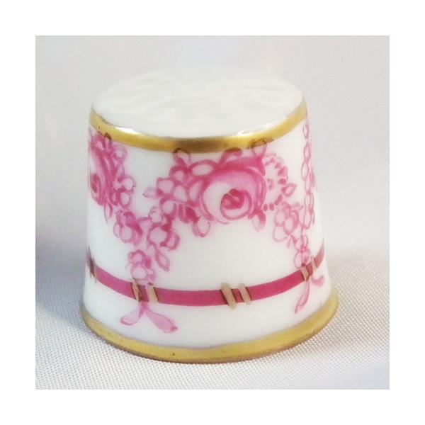 創業1872年、ドイツ、エルベ河沿いの古都に誕生したドレスデン・ポーセラン（ザクセン磁器製作所）は、現在まで熟練の職人によるハンドメイドにより制作されております。磁器製の指貫、薔薇のガーランドがぐるっと4か所、赤の濃淡で描かれたアンティーク...