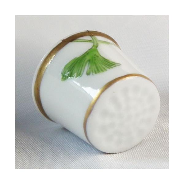 創業1872年、ドイツ、エルベ河沿いの古都に誕生したドレスデン・ポーセラン（ザクセン磁器製作所）は、現在まで熟練の職人によるハンドメイドにより制作されております。磁器製の指貫、銀杏の葉と昆虫が描かれています。縁取りはシンプルな金のライン、清...