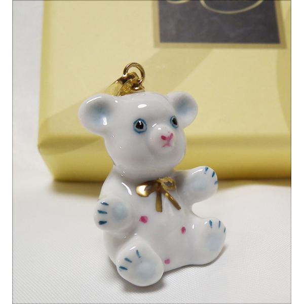 　日本でも高級磁器メーカーとして人気の高い、ハンガリーのヘレンド窯。ピンクの水玉/テディベアのペンダント（C15369）です。長さ約3ｃｍ、チョーカーひも付き。裏にブランドロゴ入り。水玉の色違い、ブルー、グリーンもございます（お取り寄せ）。...