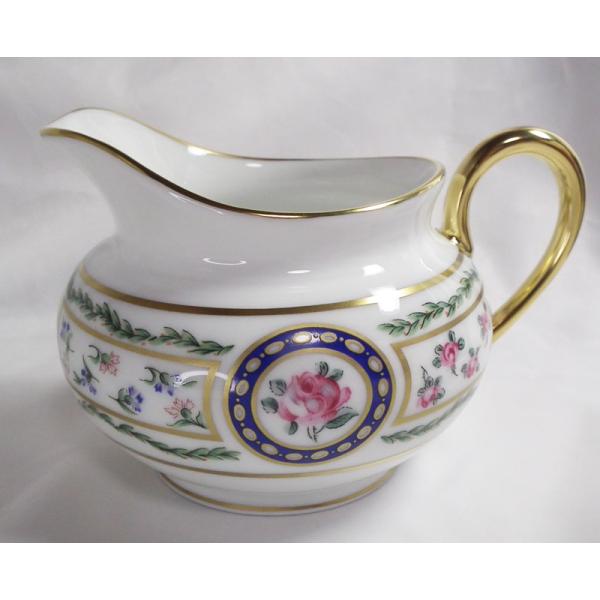 　アビランドは1842年フランスのリモージュに誕生しました磁器窯です。ナポレオン3世皇室御用達。ルーヴシエンヌ（1038）クリーマー（約0.21L、長さ約12ｃｍ、高さ約8ｃｍ）たっぷりサイズです。ヴェルサイユ宮殿のタイルから発想されたデザ...