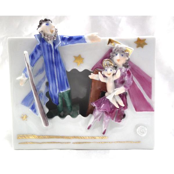 現代マイセン5人組の造型家、シュトラング氏の「聖家族」のフィギュア、氏自身が製作した1点ものです。高さ約9ｃｍ、幅約9.5ｘ4.5ｃｍ、2005年の作品。舞台のようなつくり星空の夜、キリストを抱くマリアとヨセフが立体的に飛び出すようなつくり...