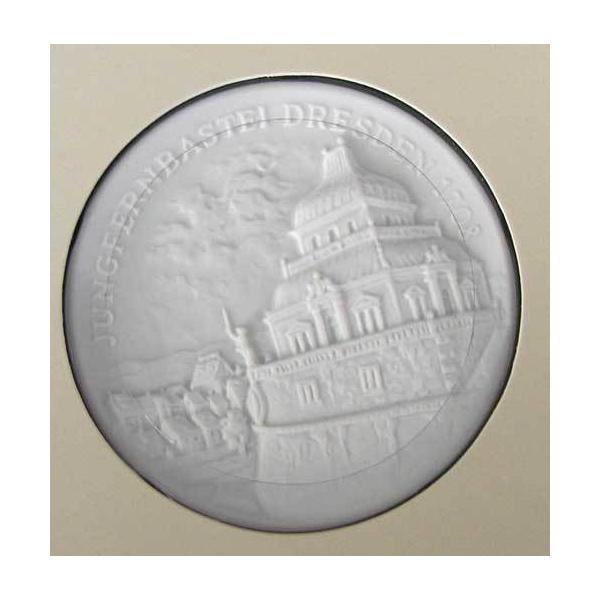 マイセン磁器製のメダル2008年、テーマはドレスデン要塞です。1707年9月22日、ベドガーはドレスデン要塞の地下室に移り、磁器の実験をはじめました。1708年1月15日、アウグスト強王の前で初めて白磁の試し焼きに成功してます。白磁の発明に...