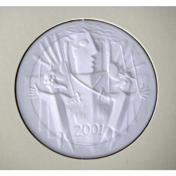 毎年発表されるマイセン磁器製のメダル、テーマはマリオネット。男性が2体の操り人形を手にしています。人形が交わらせている剣がマイセンマークに、とても洒落たデザインです。裏には「国立陶器製作所マイセン」「ヨーロッパ最初の陶器」と文字が刻まれてお...