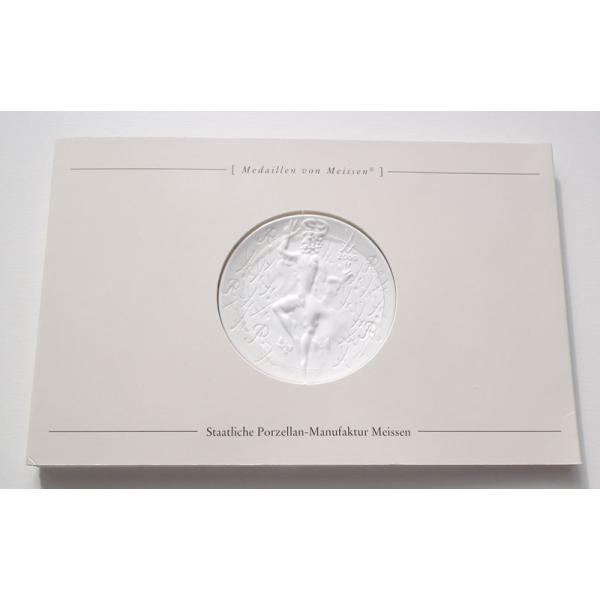 マイセン磁器製シェイクスピアサマーナイトドリーム妖精王オベロンレリーフ、2000年限定メダル。マイセン5人組ペーターシュトラング氏造型、メダルサイズはφ約5ｃｍ、厚さ約5ｍｍ、本のように開く仕様（閉じた時15ｘ9.7ｃｍ）メダル中央は手を挙...