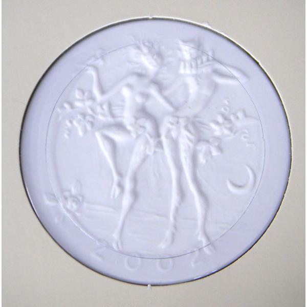 毎年発表されるドイツマイセン窯の磁器メダル、2002年はいたずら好きの妖精パン（足がヤギ）です。三日月の夜、男女のパンが森で戯れています。女性の手には小鳥、また周囲には葡萄の葉や蔓、薔薇の花が描かれ、幻想的なレリーフです。裏には「国立陶器製...