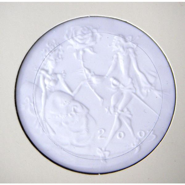 毎年発表されるドイツマイセン窯の磁器メダル、2003年はリヒャルト・シュトラウス作曲のオペラ、歌劇「薔薇の騎士」より銀のばらの献呈の場面。腰に剣をさした騎士が1本の銀の薔薇をドレス姿の女性（ゾフィー）にささげているとても洒落たデザインです。...
