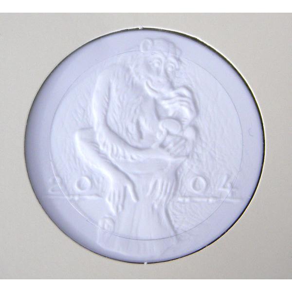 毎年発表されるドイツマイセン窯の磁器メダル、2004年はマイセンの造形師ヨハン・ヨアヒム・ケンドラー作の猿（モンキー）に人形がモチーフ、マイセンを代表するフィギュアのひとつです。裏には「国立陶器製作所マイセン」「ヨーロッパ最初の陶器」と文字...