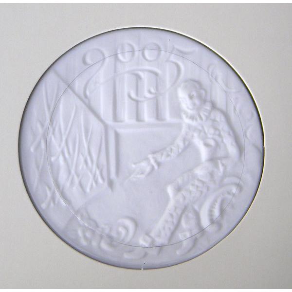 毎年発表されるドイツマイセン窯の磁器メダル、2005年はマイセンの造形師ヨハン・ヨアヒム・ケンドラー作のアルルカン、マイセンを代表するフィギュアのひとつです。レリーフ中に歴代マイセンマークも刻まれてます。写真3枚目（参考写真）はドレスデンの...